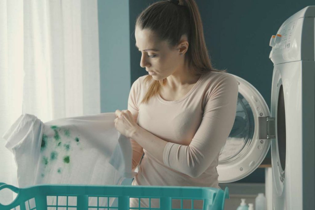 Manchas en la ropa difíciles de quitar: los mejores trucos para eliminarlas