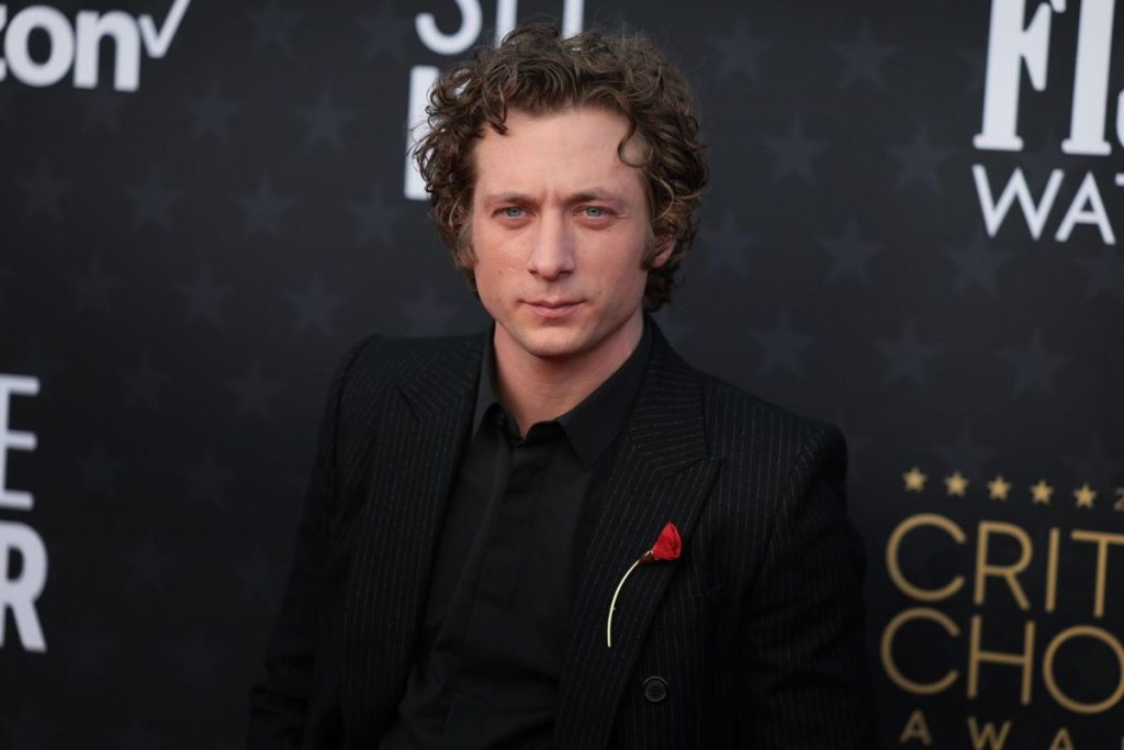 El look de Jeremy Allen en los Critics Choice Awards que recuerda a ...